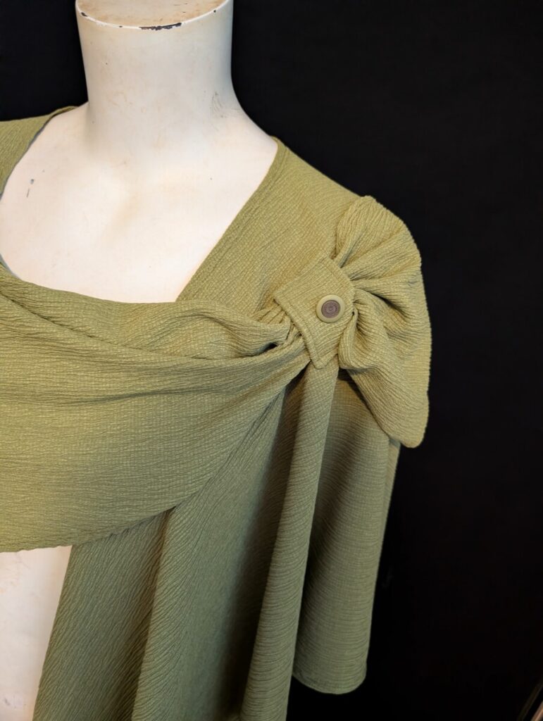 Style # 4076 Short stretchy cape (One size) - Pierre Poisson